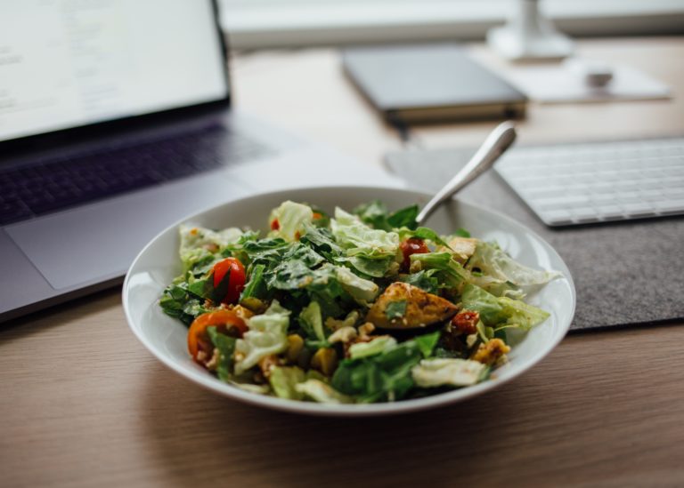 7 Items I Keep In My "Desk Pantry" To Elevate Any Sad Office Lunch To A ...